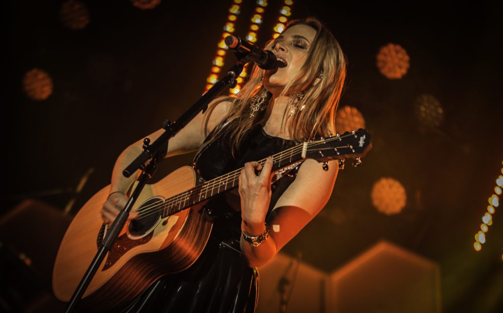 Así fue la fiesta de Nicole celebrando sus 27 años de carrera — Rock&Pop