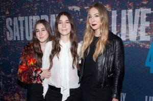 HAIM presentó una nueva canción durante su show en Saturday Night Live ...
