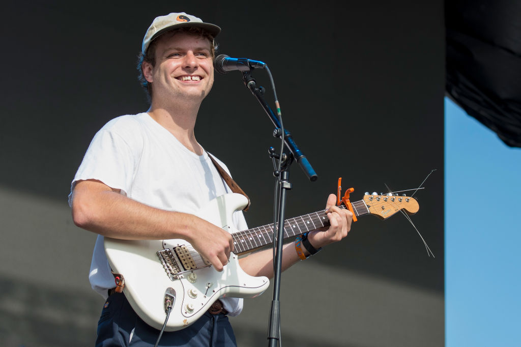 Actor de Stranger Things tocó su guitarra subido a los hombros de Mac ...