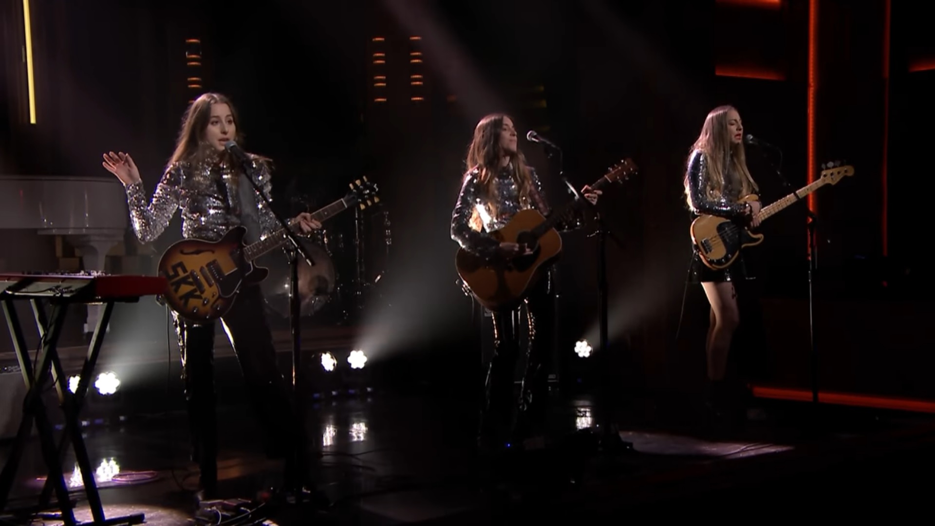 HAIM presentó su canción "Want You Back" en el show de Jimmy Fallon ...