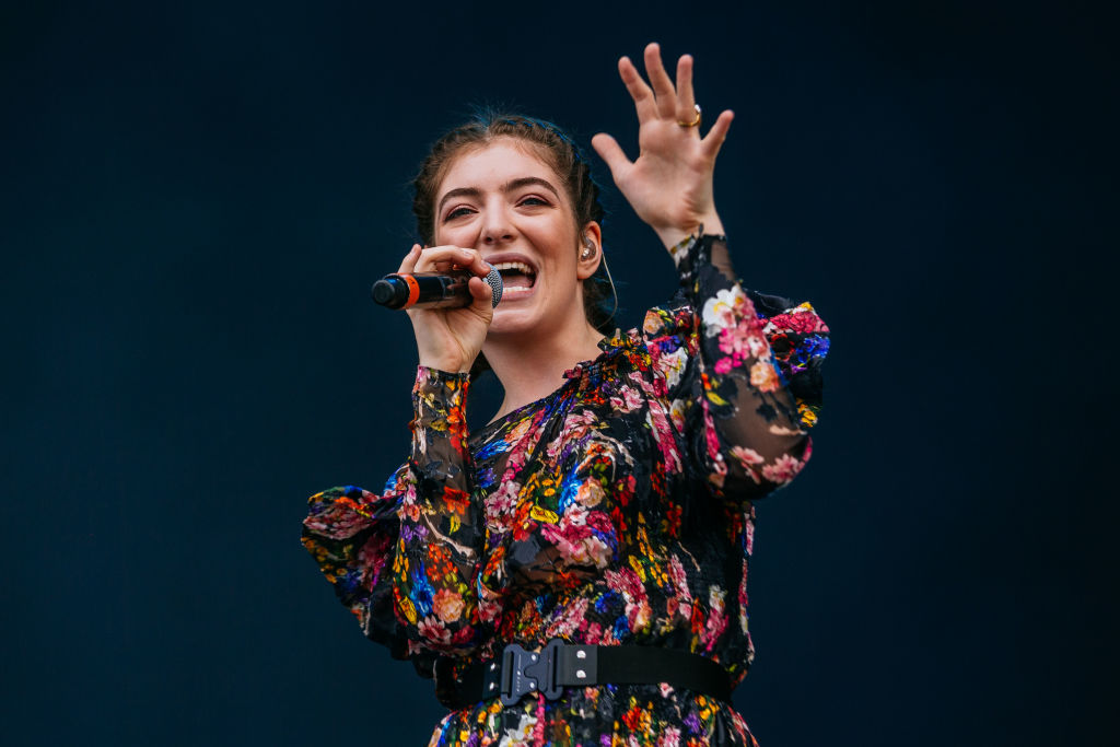 Lorde alcanzó el primer puesto de las listas con el lanzamiento de su ...