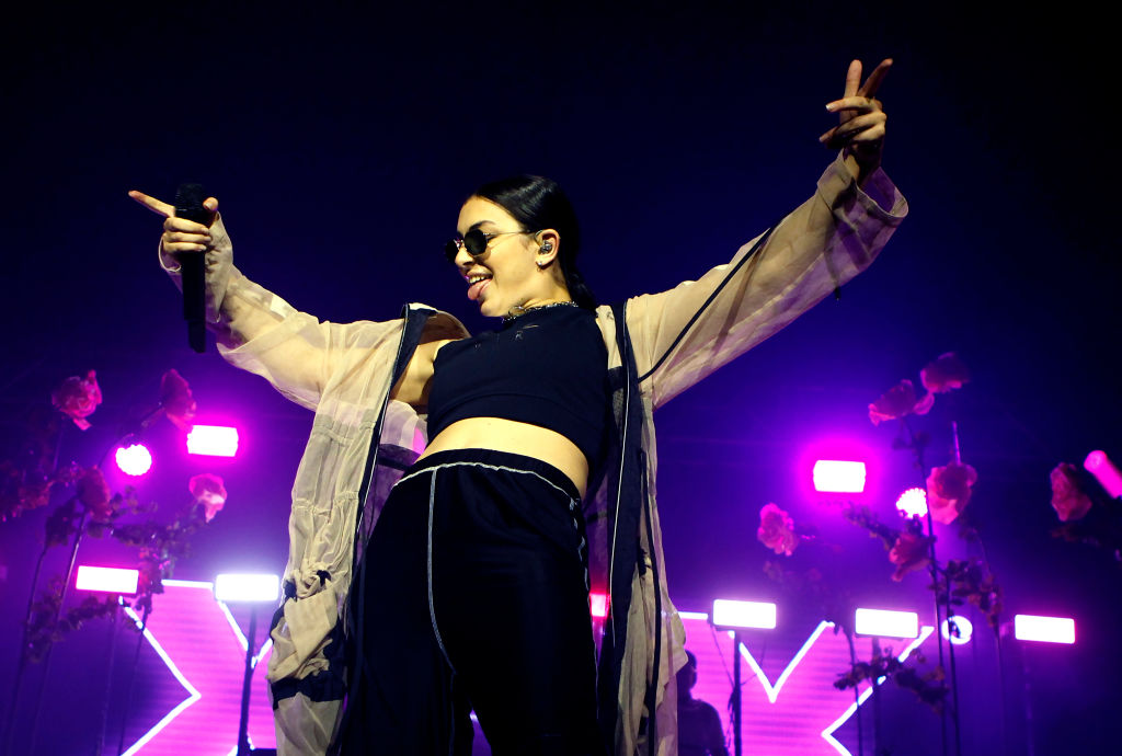 Charli XCX llamó en broma a su manager para decirle que quería grabar ...