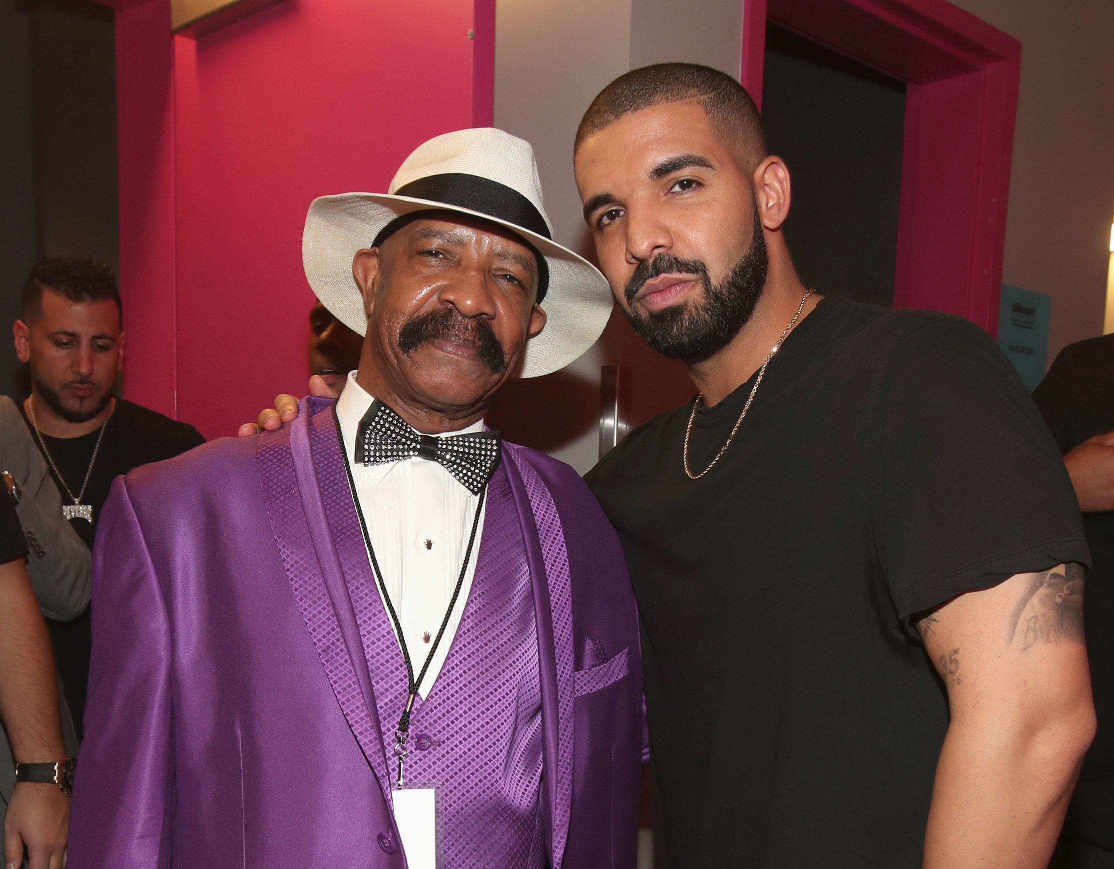 El papá de Drake sorprendió con un tatuaje de su hijo en el brazo... y ...