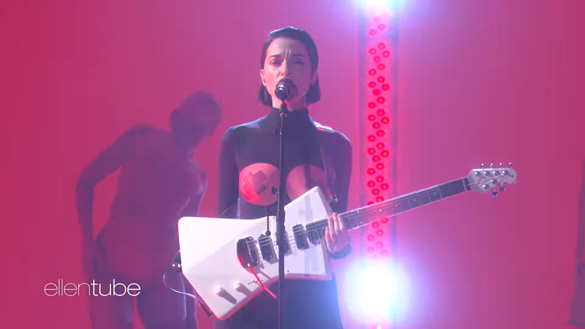 St. Vincent presentó su single "Los Ageless" en el show de Ellen ...