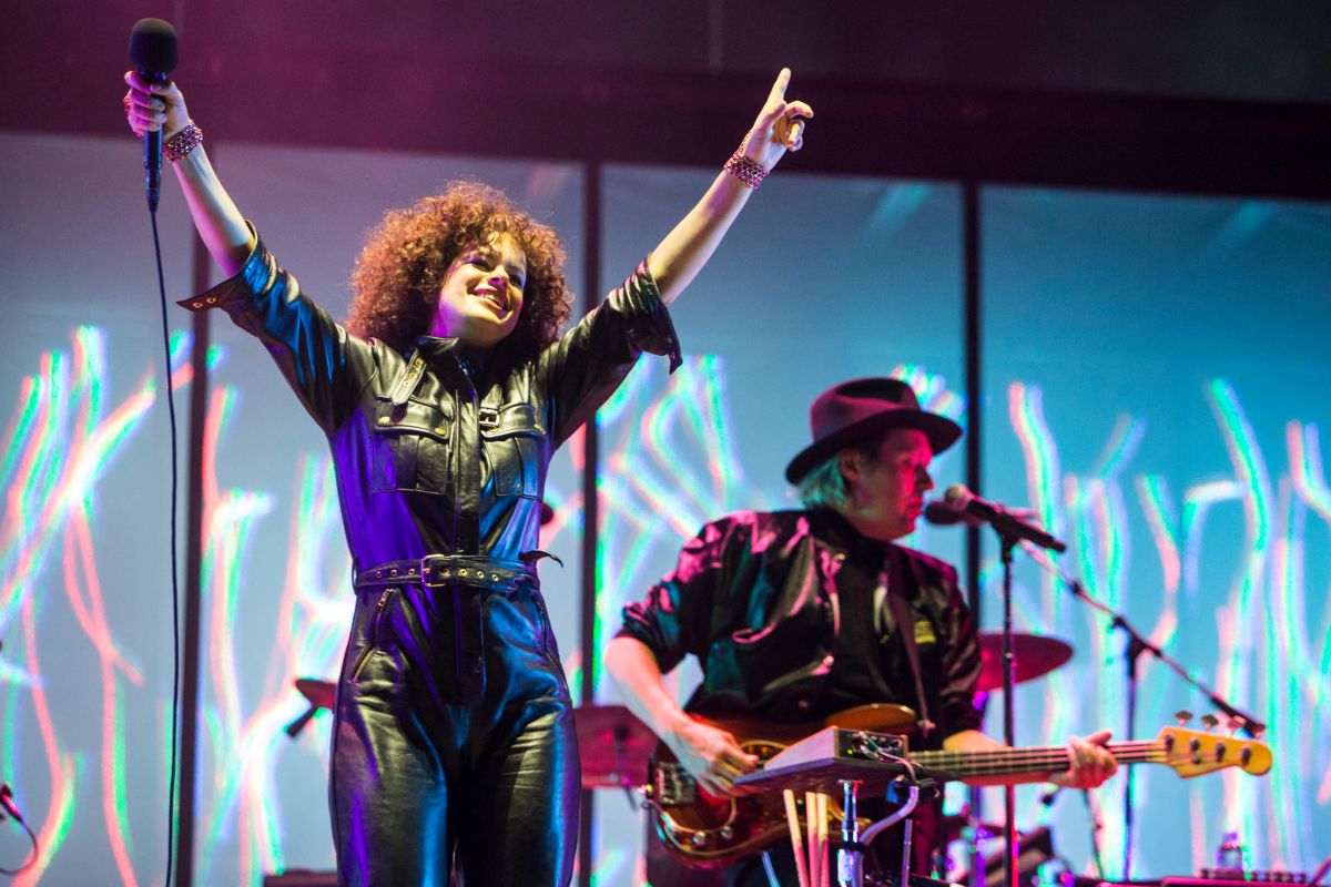 Escucha "Everything Now (Todo ya)", lo último de Arcade Fire junto a ...