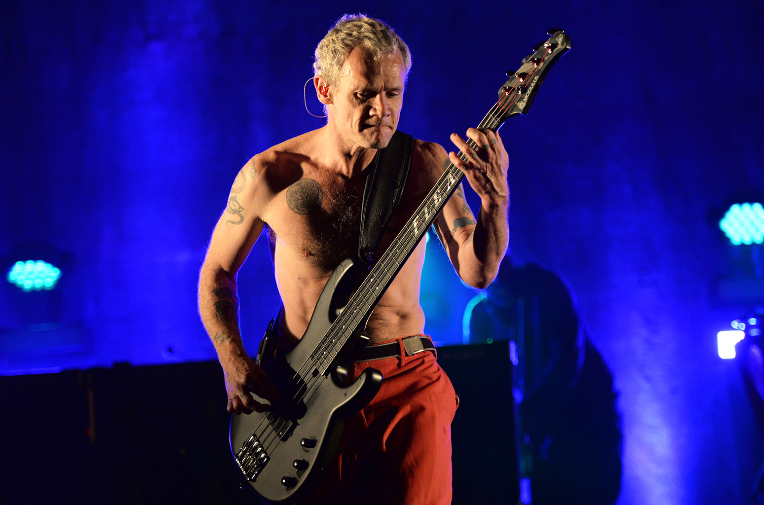 Flea: "Una vez que abres las puertas a las drogas, siempre están ahí ...