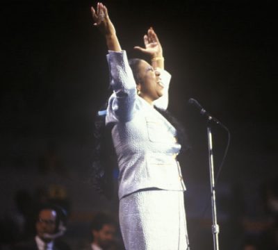 La increíble historia de Vickie Jones, la joven que llenó estadios ...