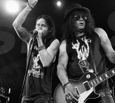 Slash lanza el entretenido videoclip de "Driving Rain"