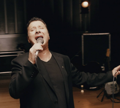 ¡Escucha el nuevo single navideño de Steve Perry!
