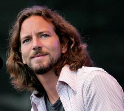 Eddie Vedder usa como tope para las puertas sus premios MTV
