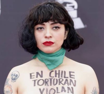 Protesta de Mon Laferte en los Grammy fue homenajeada en un muro de ...