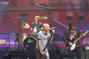 Miembros de R.E.M rinden homenaje a exbaterista fallecido Bill Rieflin ...