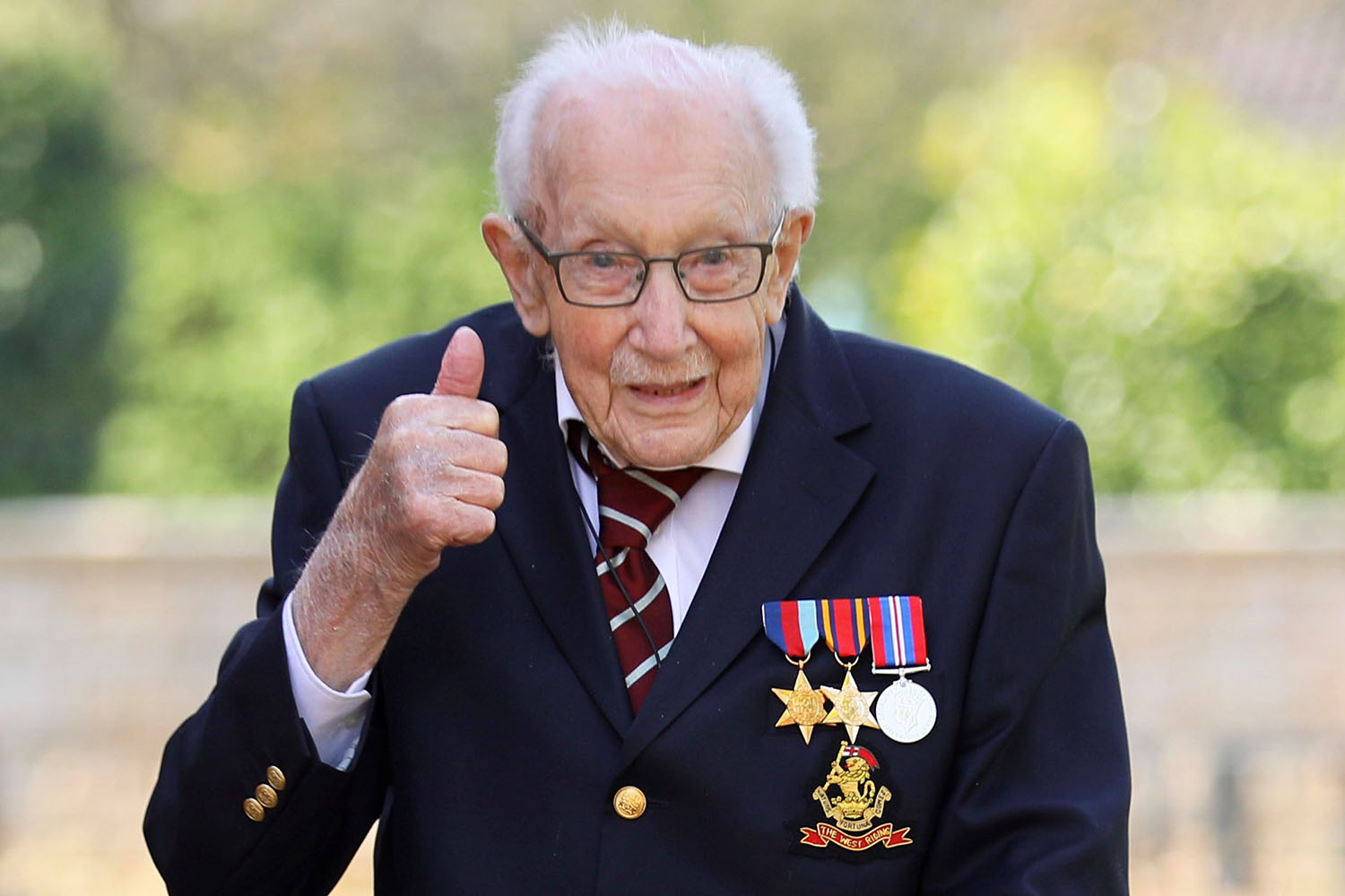 Tom Moore, de 99 años, recauda $30 mil millones para sistema de salud ...