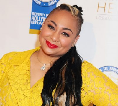 Actriz de "Es Tan Raven" se casó y compartió foto con su esposa