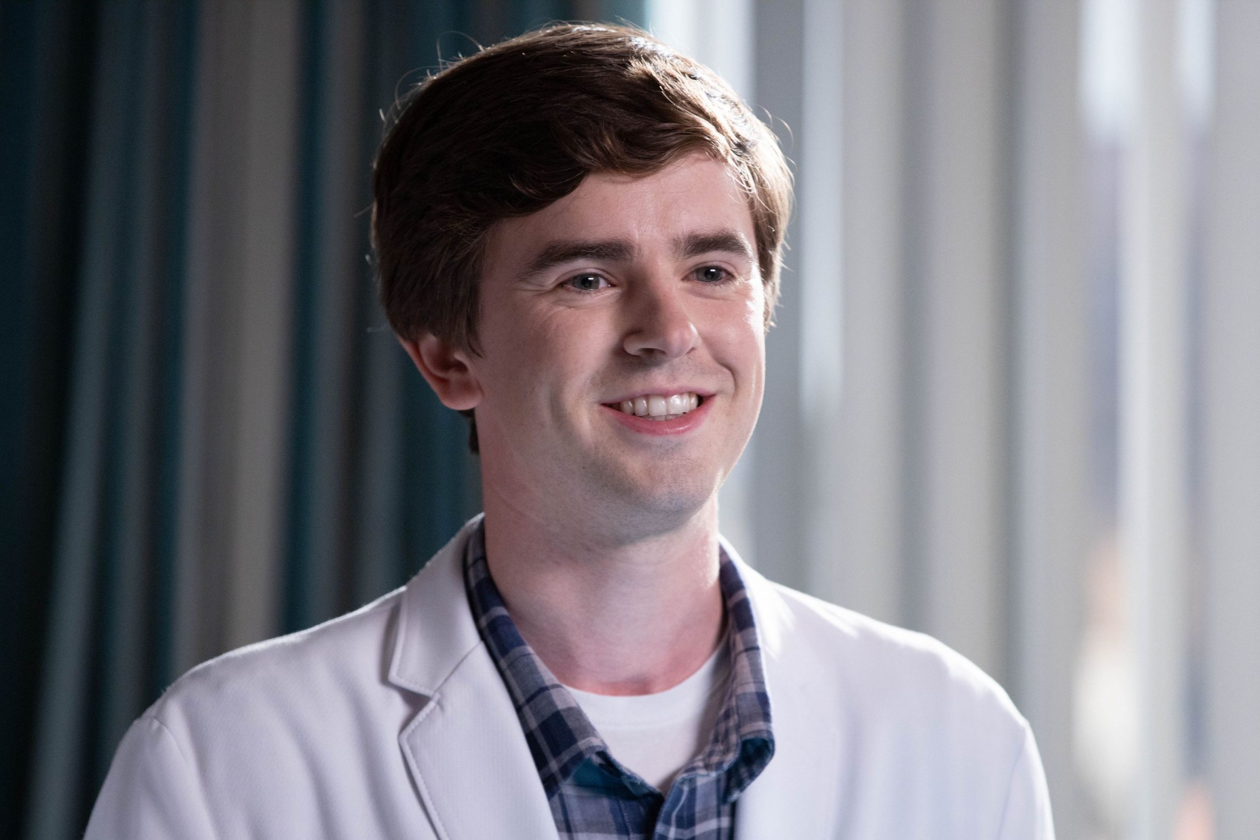 Protagonista de "The Good Doctor" habla español en entrevista viral ...