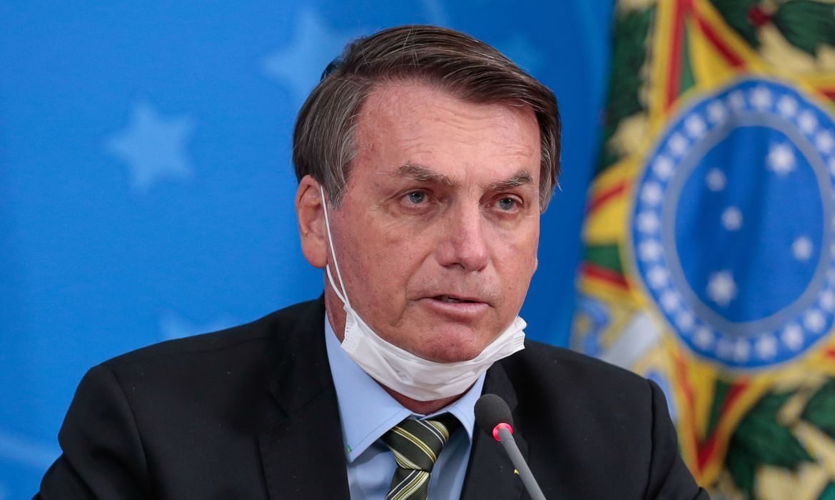 Bolsonaro sube a hombros a enano pensando que era un niño — Rock&Pop