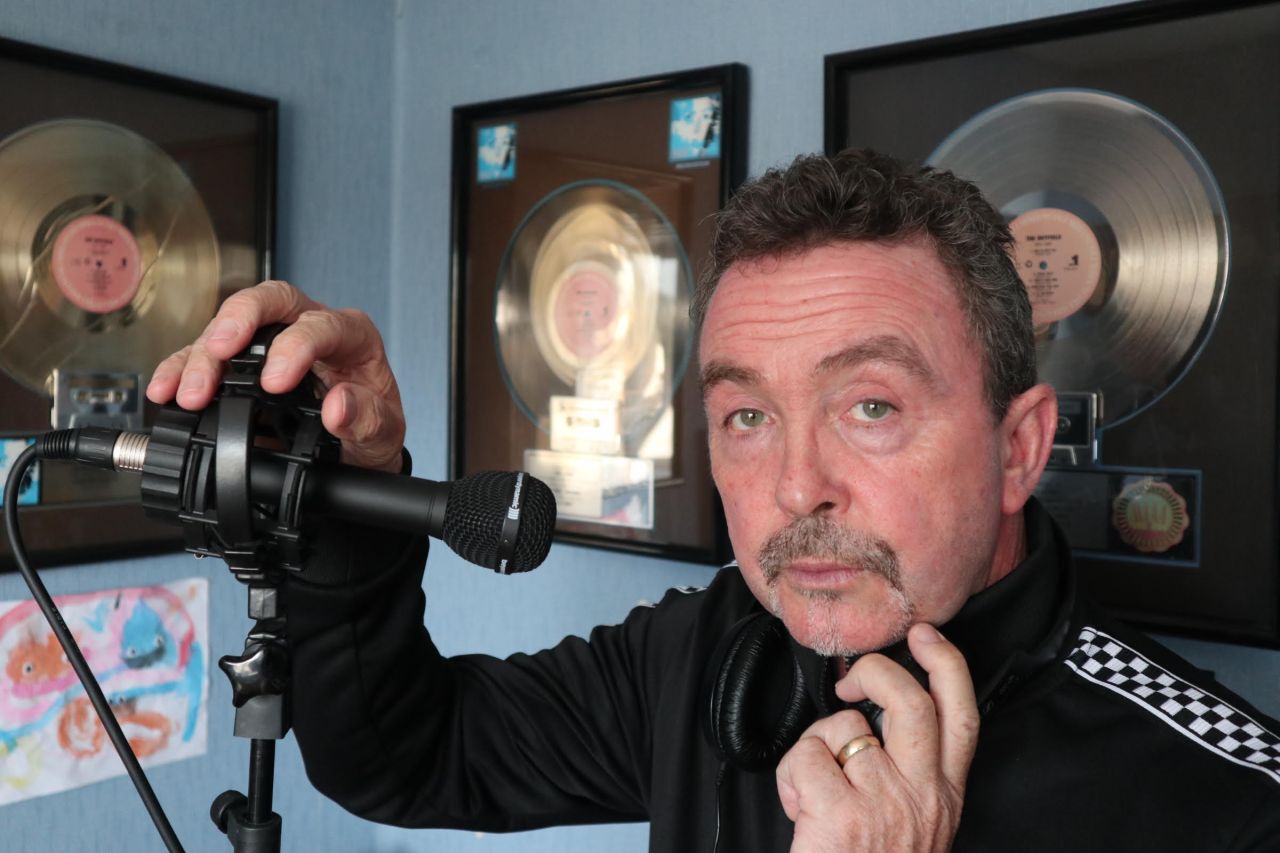 Tony Lewis, voz y bajista de Outfield, fallece "inesperadamente" — Rock&Pop