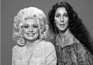 Cher y Dolly Parton: El divertido sketch donde sólo se comunican con ...
