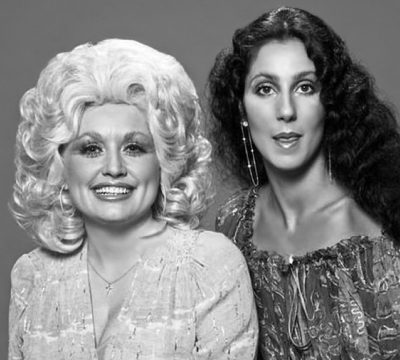 Cher y Dolly Parton: El divertido sketch donde sólo se comunican con ...