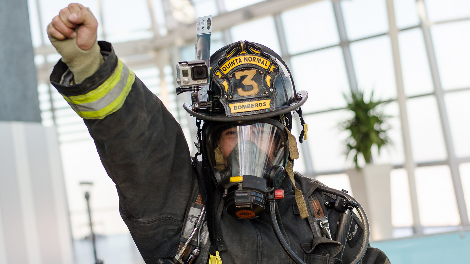 Domingo 14: Bomberos subirán hasta la cima del Costanera Center — Rock&Pop