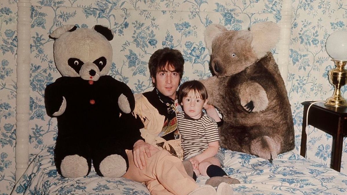 ¿Se parece a su padre? Así se ve hoy Julian, primer hijo de John Lennon ...