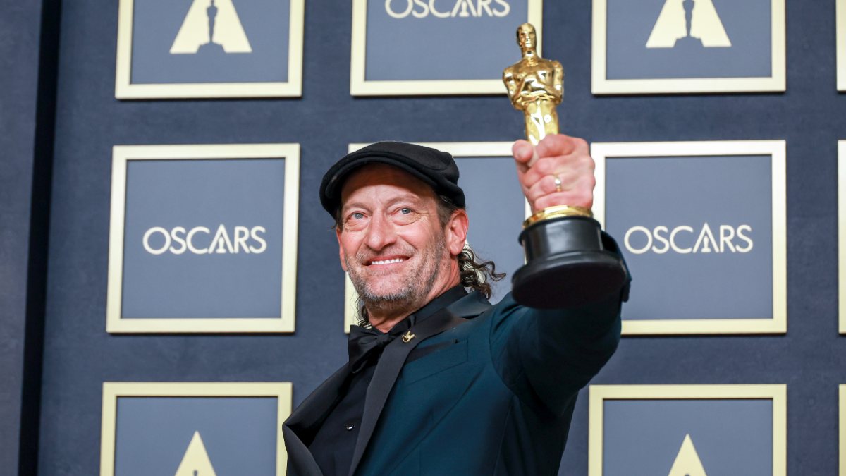 Troy Kotsur: Actor de CODA recrea escenas del cine en lengua de señas ...