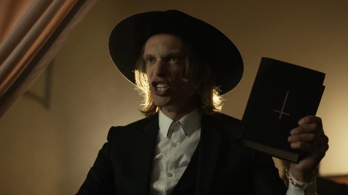 Stranger Things: Jamie Campbell Bower estrena video musical — Rock&Pop