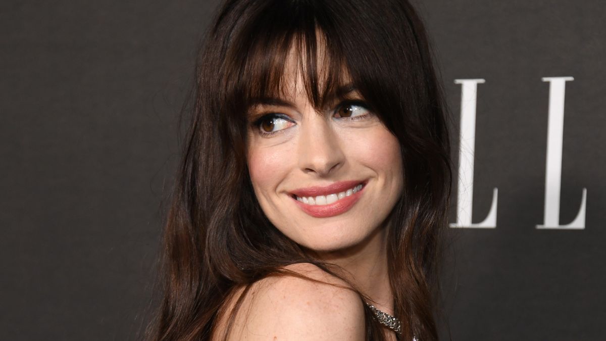 Anne Hathaway se besa con joven actor en set de nueva película — Rock&Pop