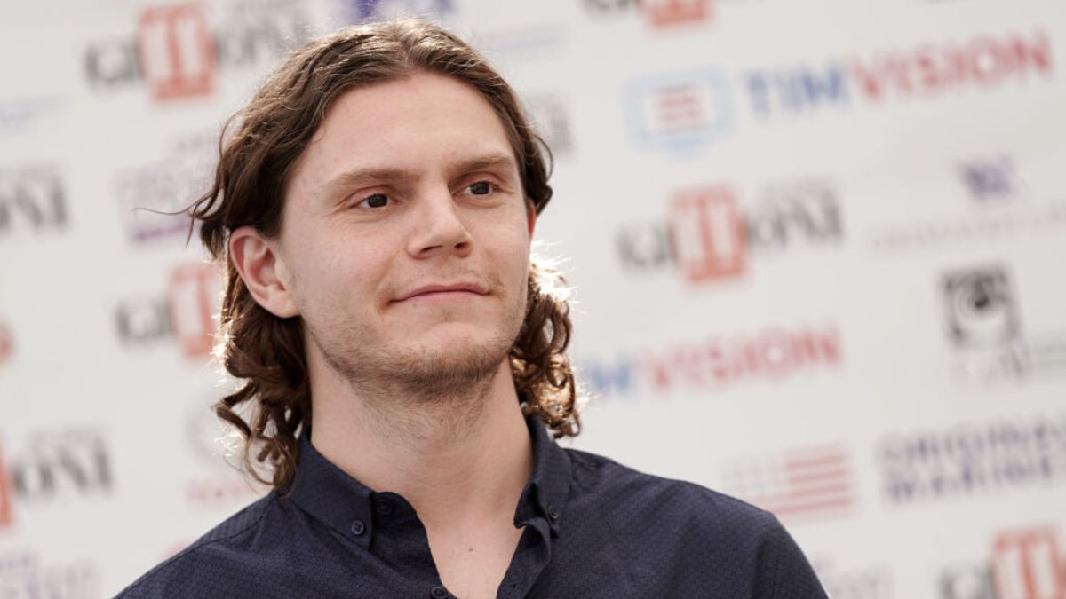 La icónica comedia que Evan Peters vio para relajarse tras Dahmer ...