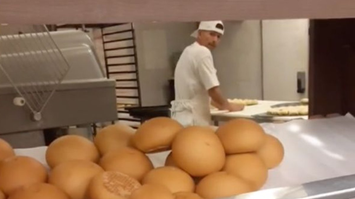 Panadero se hace viral en TikTok tras lamer la masa que prepara — Rock&Pop