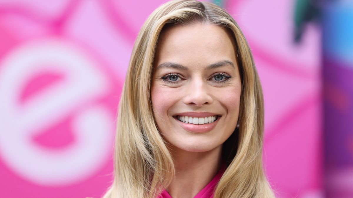 Margot Robbie recrea icónico vestido de Barbie y se hace viral en redes ...