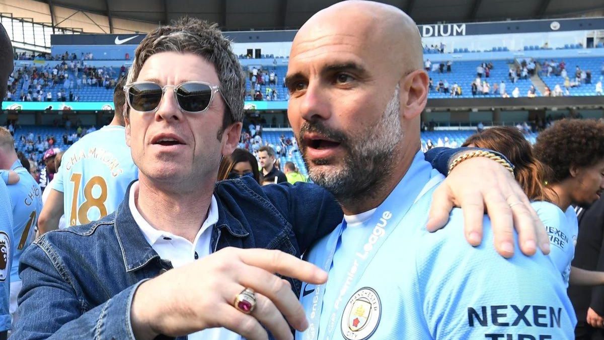 La cábala futbolera que Noel Gallagher tiene en su estudio de grabación ...