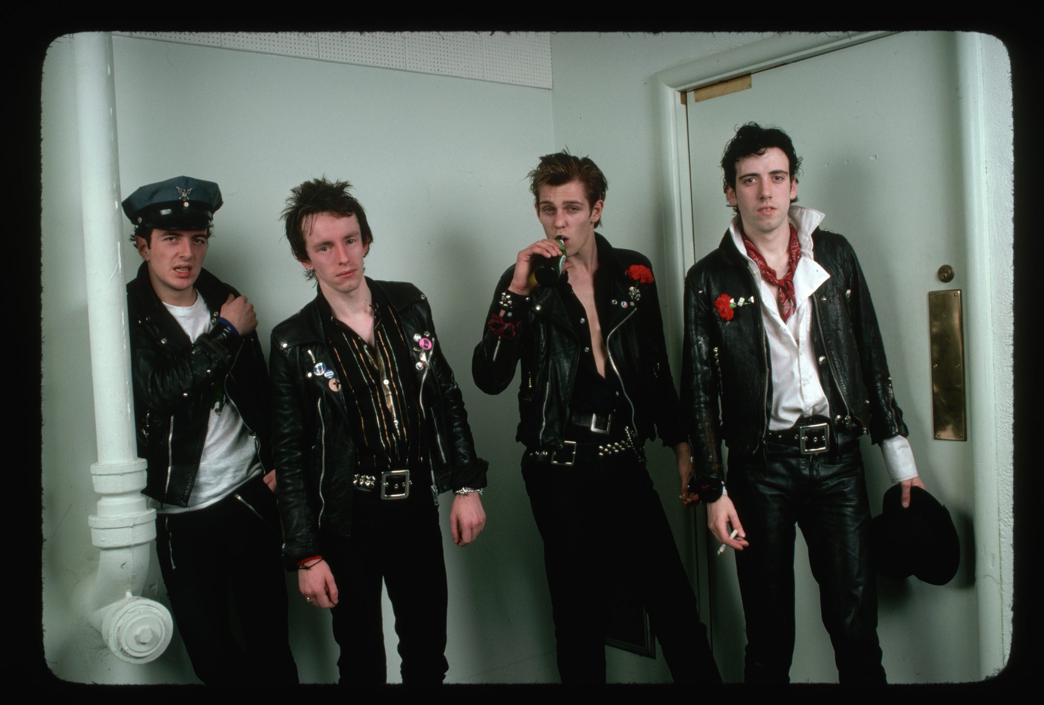 Los extraños versos en español que contiene el himno de The Clash ...