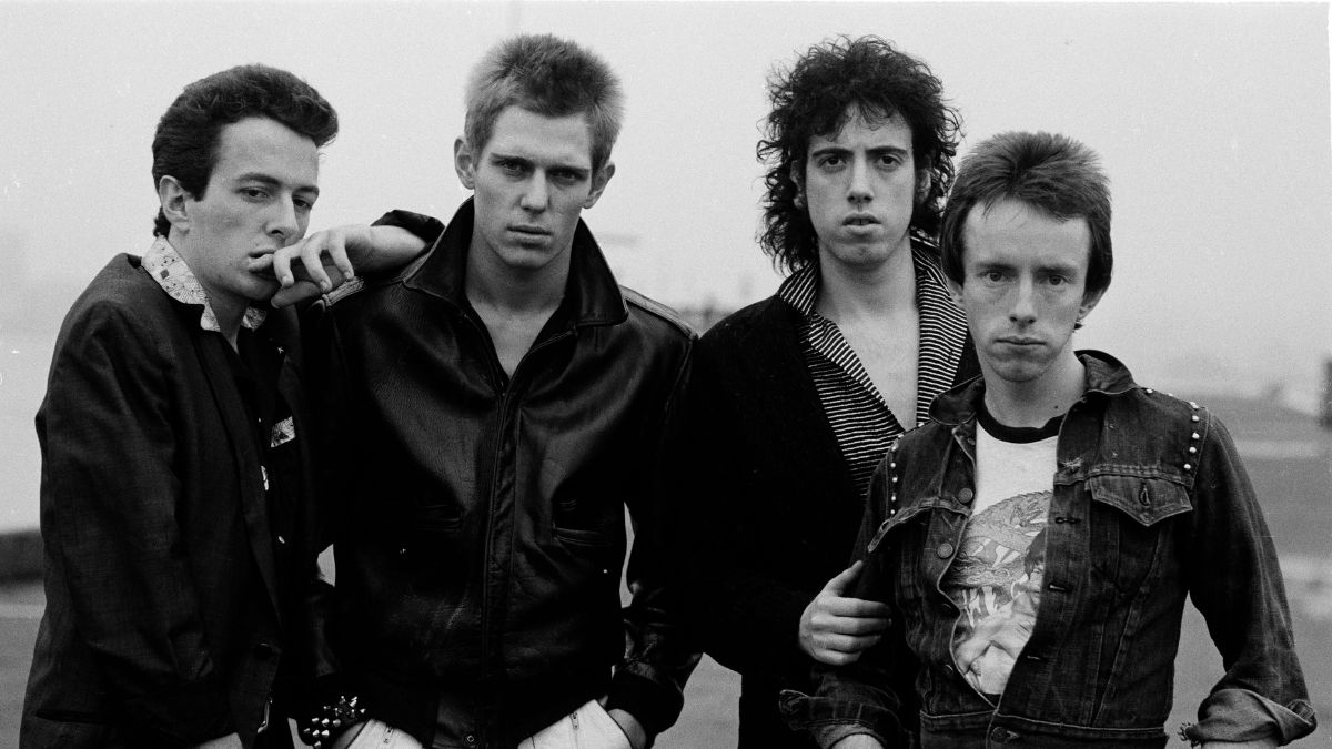 Los extraños versos en español que contiene el himno de The Clash ...