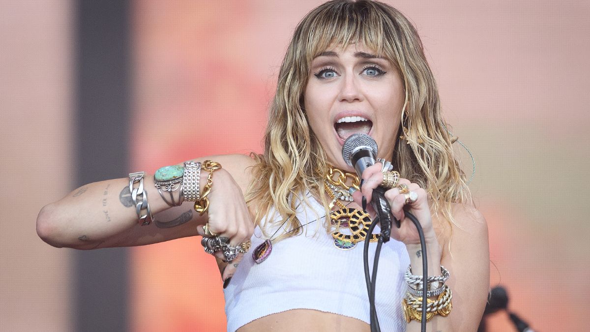 Miley Cyrus habla de su controversial portada de Vanity Fair a los 15 ...