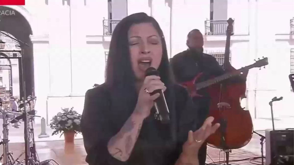 VIDEO: Mon Laferte en 50 años del Golpe de Estado: Cantó "Manifiesto ...