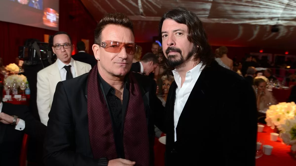 Dave Grohl sorprende a todos cantando las canciones en el público de U2 ...