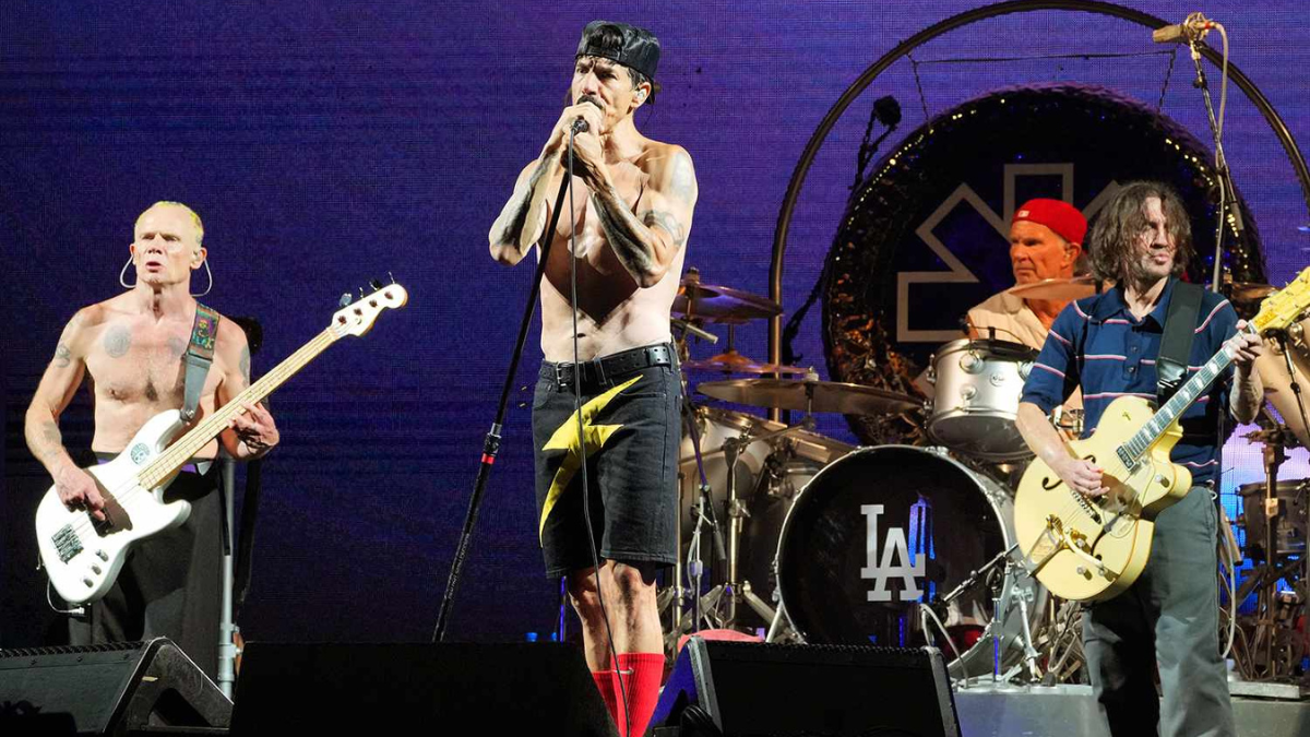 La canción de los Red Hot Chili Peppers que se lanzó como banda sonora de una película y terminó ...