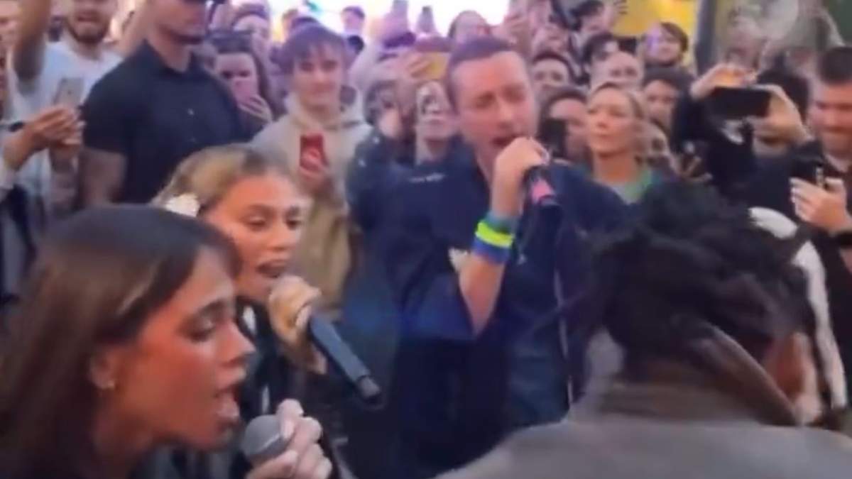Coldplay sorprende en las calles de Dublín cantando junto a artista ...