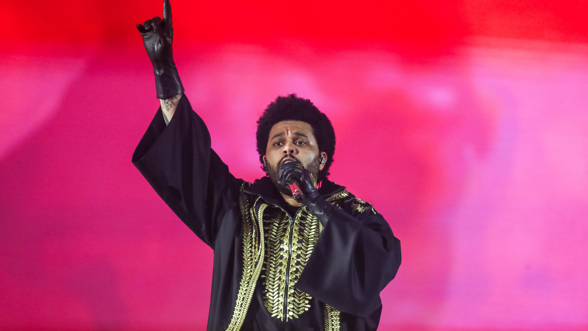 The Weeknd choca un convertible y camina hacia la luz en su nuevo ...