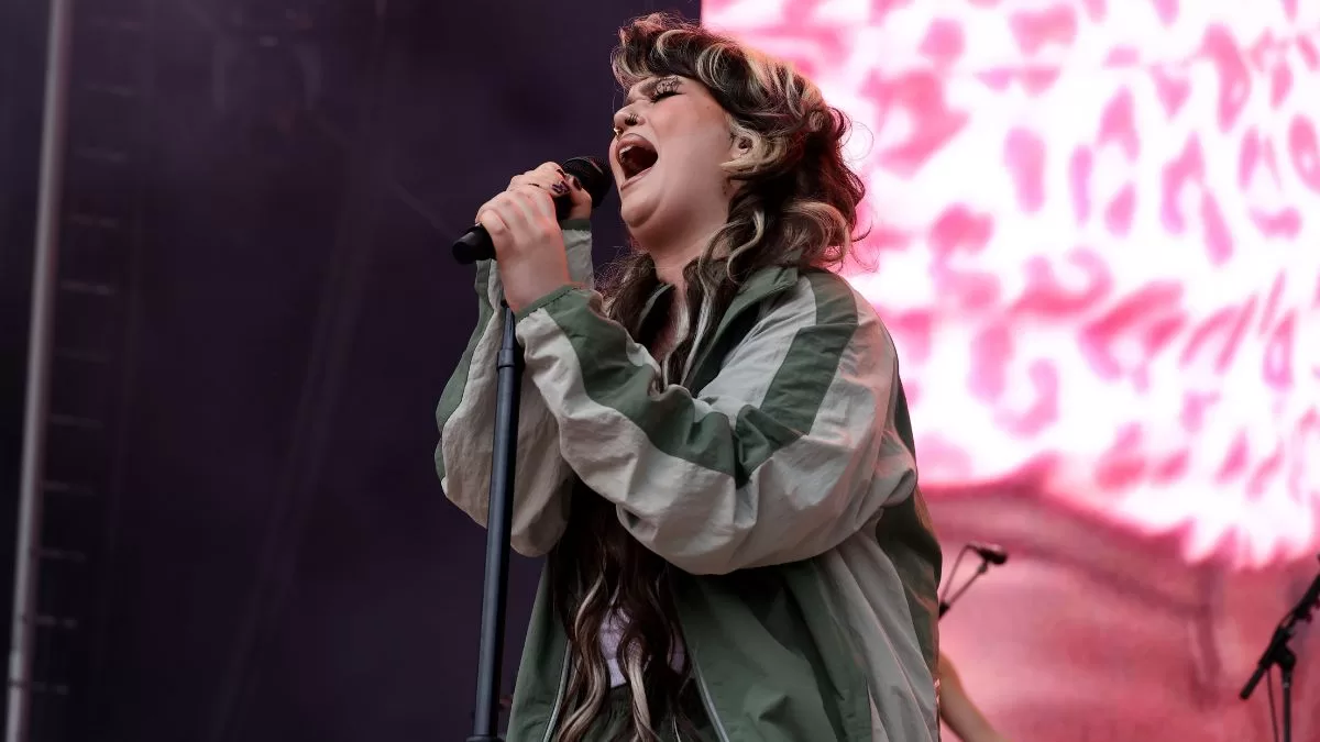 Lola Young se desmaya en medio de canción en el escenario y preocupa a ...