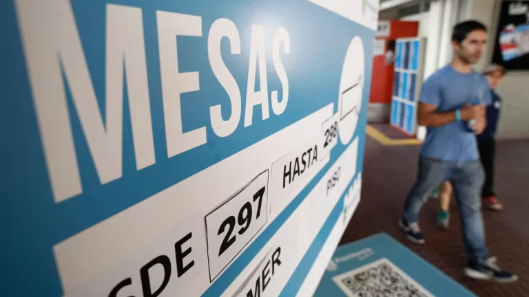 Dave franco สวมเสื้อเชิ้ต