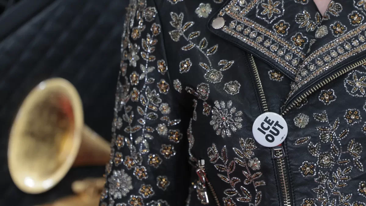 Premios Grammys 2026: Qué significa el pin de “ICE OUT” que usaron las ...